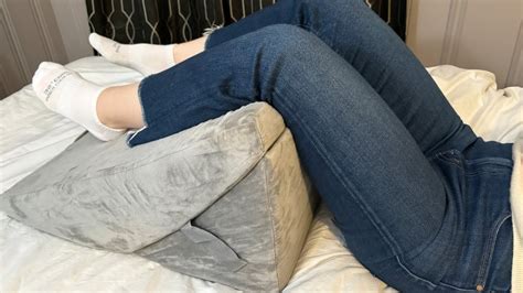 6 Best Leg Elevation Pillows Of 2025 Reviewed