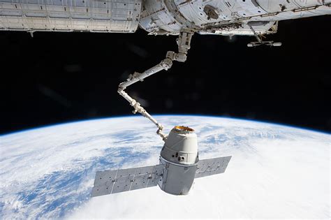 Dragon Chegou à Estação Espacial Internacional Zap