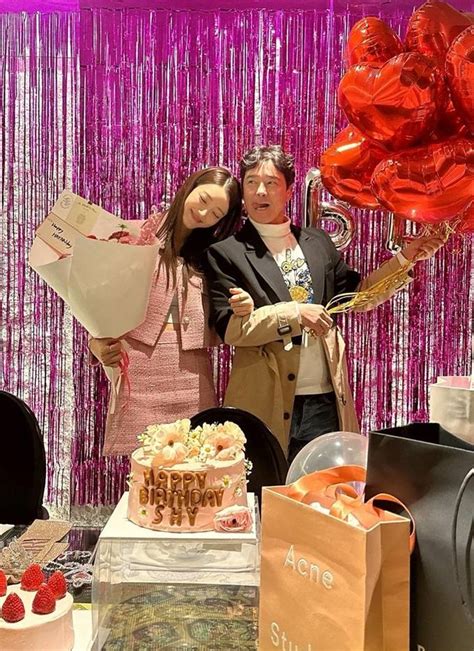 [패션엔] ‘임창정 아내 서하얀 생일에도 핑크 핑크에 꽂힌 트위드 생파룩