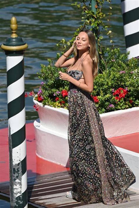 Ester Expósito Tiene El Look De Día Más Sexy Del Festival De Venecia Y
