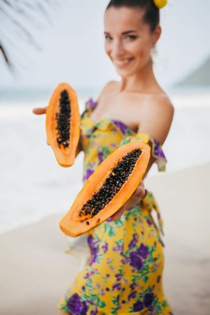 Chica Sexy Con Papaya En Manos En Playa Tropical Foto Premium