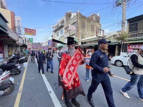 喜氣洋洋財神爺領隊 嘉縣朴子警局加強宣導防竊、防搶、防詐及交通安全 沿途發送紅包袋跟喜糖