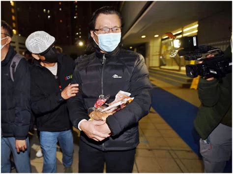【涉助12港人偷渡】黄国桐扣查40小时保释 支持者送上方包厨师肠 星岛日报