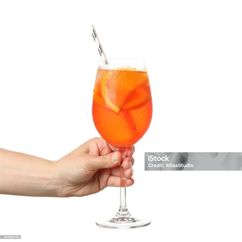 흰색 배경에 고립 된 아페롤 스프리츠 칵테일 한 잔을 들고 있는 여성 손 손에 대한 스톡 사진 및 기타 이미지 손 진 컷아웃 Istock