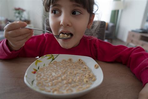 아침 식사를 위해 우유와 옥수수 조각을 먹는 귀여운 어린 소녀 4 5세에 대한 스톡 사진 및 기타 이미지 4 5세 가정 생활 가정의 방 Istock