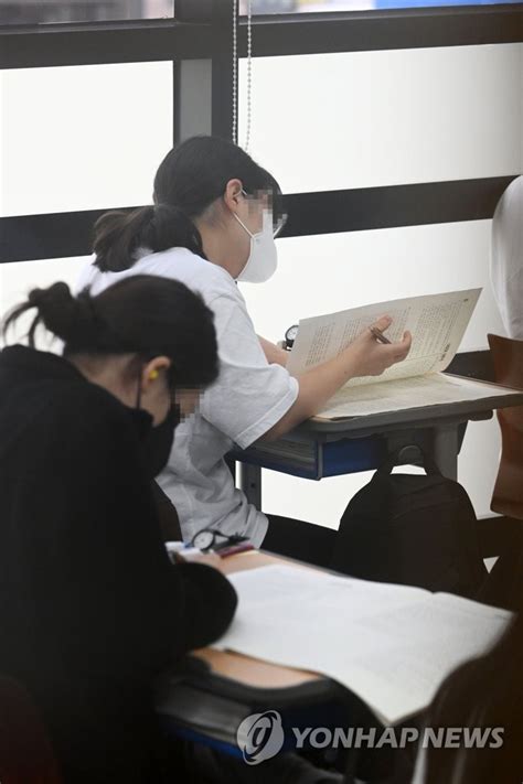 모의고사 보는 수험생들 연합뉴스