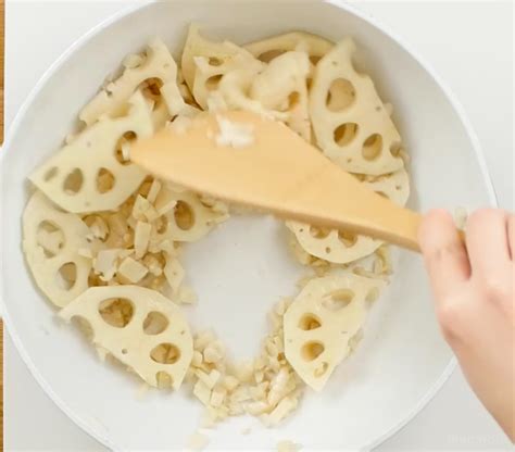 「れんこんの甘味噌そぼろ丼」のレシピ。おすすめ豚ひき肉丼8選も！ Macaroni