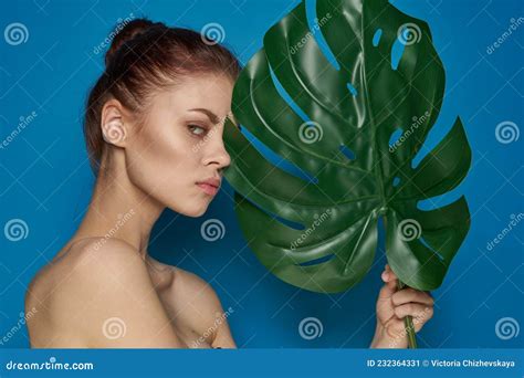 Una Mujer Bonita Con Los Hombros Desnudos Labios Rojos Posando El Fondo
