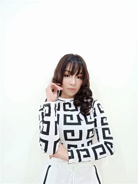 ចូលច្រៀងនៅផលិតកម្មថ្មីភ្លាម តន់ ច័ន្ទសីម៉ា ធ្វើឲ្យកក្រើកបទថ្មីភ្លែត សារព័ត៌មាន នគរវត្ត