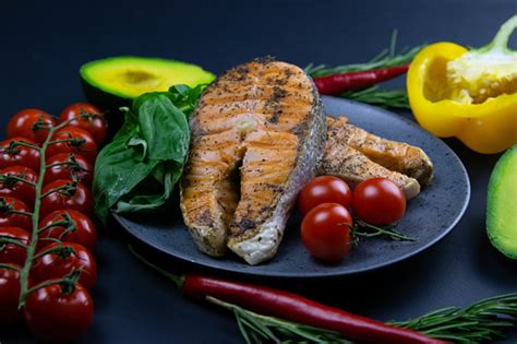 야채와 향신료를 곁들인 신선한 생 연어 스테이크 2개 로즈마리 토마토 고추 바질 레몬 올리브 오일 건강한 생활방식에 대한 스톡 사진 및 기타 이미지 Istock