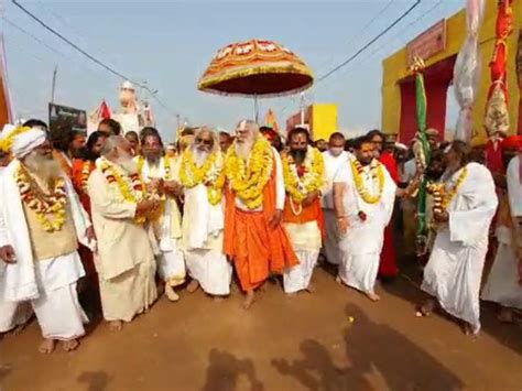 शाही पेशवाई में करतब दिखाते साधु संत पहुंचे श्रीबांके बिहारी के द्वार