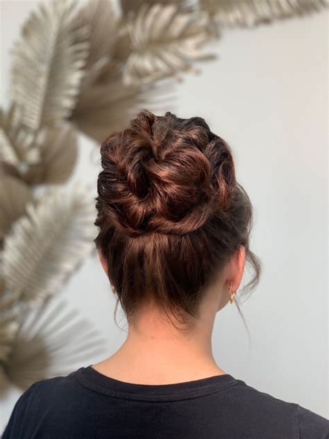 Высокий пучок Прически Высокий пучок Платье на выпускной