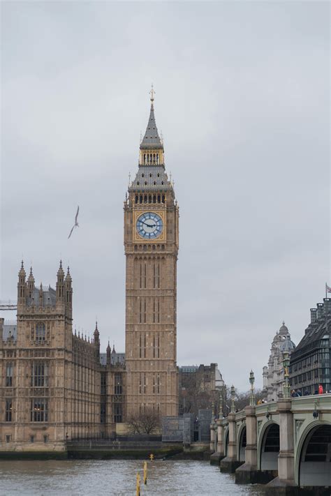 가로등 가벼운 강 강우 거리 장면 건축 고딕 양식의 건축물 공공 조명 관광 관광 명소 날씨 대기의 도시 도시 풍경 도시의 도시의 불빛 랜드마크