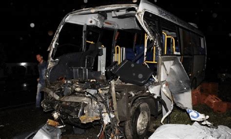 Tragédia Acidente micro ônibus deixa 5 mortos e 13 feridos na BR 324 Simões Filho Online