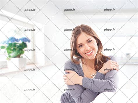 عکس با کیفیت خانم زیبا با لبخند و لباس طوسی در خانه عکس با کیفیت و