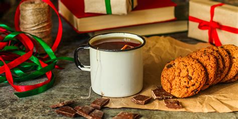 차차 및 새 해에 대 한 선물의 한 잔 양조 차 가방입니다 테이블 및 축제 분위기에 컵 최고의 볼 수 있습니다 감정에 대한 스톡 사진 및 기타 이미지 Istock