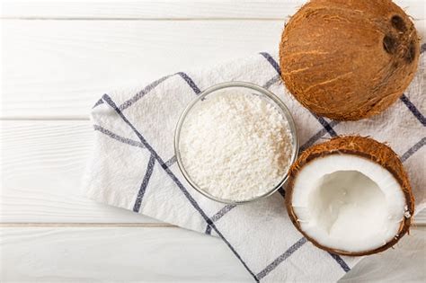 신선한 전체 및 반 코코넛과 나무 배경에 조각의 집합 코코넛 플레이크 채식주의 열대 너트 과일 텍스트를 위한 위치 공간 복사 0명에 대한 스톡 사진 및 기타 이미지 Istock