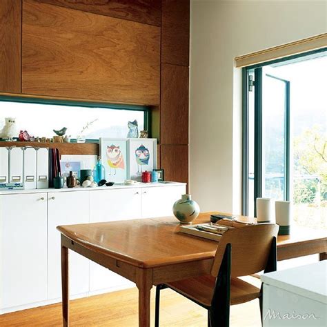 Maison Korea — 원목 책상과 책상 위 도자 제품이 돋보이네요 브라운과 화이트의 조화로 깔끔한 작업 공간을