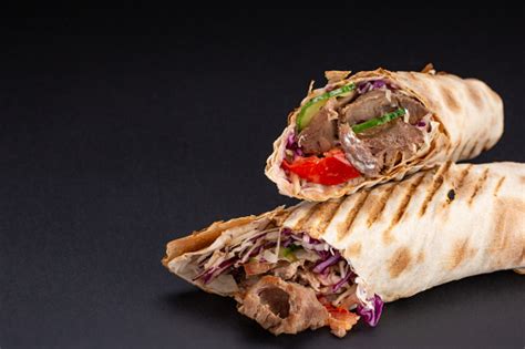 Shawarma 샌드위치신선한 구운된 고기 버섯 치즈 양배추 당근 소스 녹색으로 채워진 얇은 준비한 또는 피타 빵의 롤 전통적인