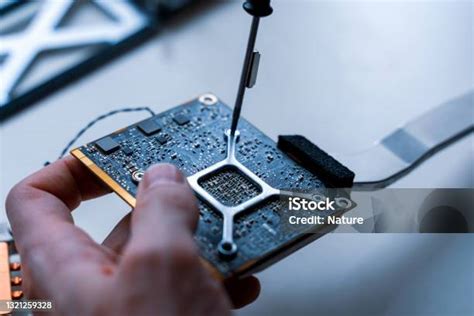 컴퓨터 칩 전자 수리 하드웨어 엔지니어 기술 유지 보수 남자 기술자 Pc 서비스 Cpu에 대한 스톡 사진 및 기타 이미지 Cpu Stem 주제 건강 진단 Istock