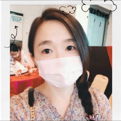 剛去看了當事人的發言，是當時候這位爸爸在車廂內一直大聲說車廂裡的人都沒有同理心沒人讓位，所以當事人才會告知寶寶可以放在推車裡。然後這位爸爸就