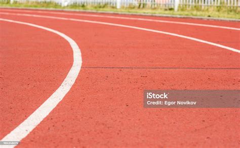 배경 흐림에 경기장 및 화이트 라인에 빨간색 곡선 디딜 방 아 Track And Field Event에 대한 스톡 사진 및 기타