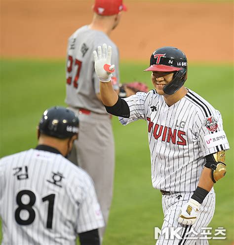 김민성 `기분 좋은 안타` Mk포토 Mk스포츠