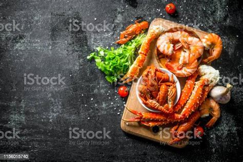 해산물 허브와 체리 토마토와 나무 보드에 향기로운 새우 가재와 게 갈고리 발톱에 대한 스톡 사진 및 기타 이미지 갈고리 발톱
