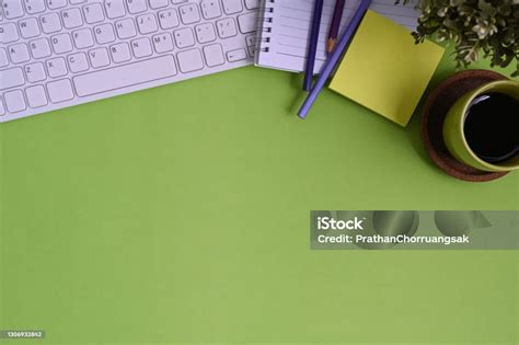 키보드 커피 컵 노트북 및 녹색 배경에 복사 공간 세련된 직장의 최고 보기 0명에 대한 스톡 사진 및 기타 이미지 0명 공란 기업 비즈니스 Istock