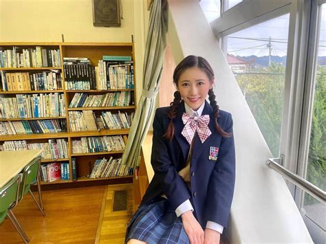 西野未姫さんのインスタグラム写真 西野未姫instagram 「久しぶりに制服着た😳💓 人妻になって初制服 制服おさげ まだいけ