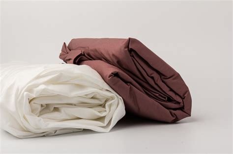 흰색 배경 클로즈업에 깨끗한 흰색과 적갈색 침대 시트의 스택 0명에 대한 스톡 사진 및 기타 이미지 0명 가사 집안일