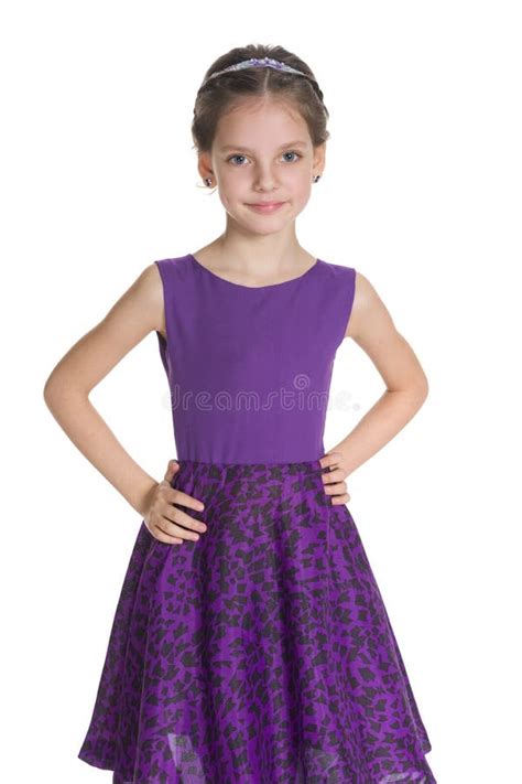 La Belle Petite Fille Montre Son Doigt Au Côté Photo stock Image du gens simple