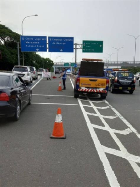 Warga Blokir Lagi Jalan Tol Jatikarya Bekasi Lalu Lintas Dialihkan
