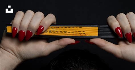 빨간 손톱을 가진 여자가 얼굴 앞에 연필을 들고 있다 사진 Unsplash의 무료 손을 이미지