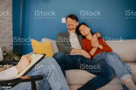 부부와의 만남 에서 인식 할 수없는 심리 치료사가 메모를 작성하는 클로즈업 25 29세에 대한 스톡 사진 및 기타 이미지