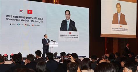 연설하는 팜 민 찐 베트남 총리