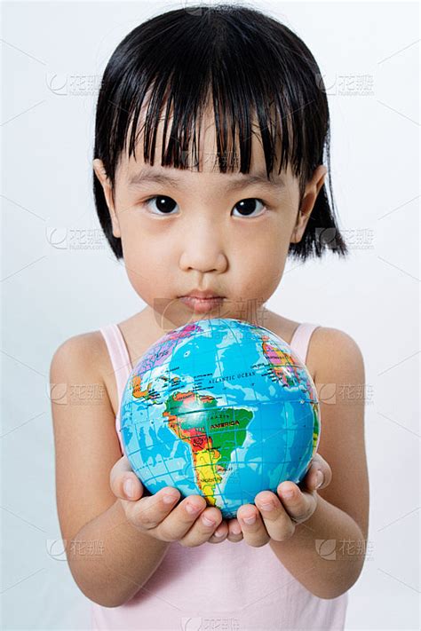 亚洲小中国女孩拿着世界地球仪