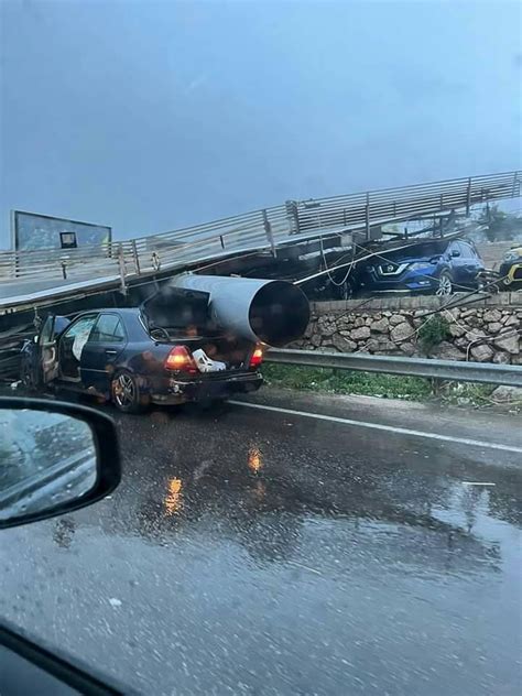 لبنان سقوط لوحة اعلانية ضخمة على سيارة ونجاة السائق بأعجوبة Znn