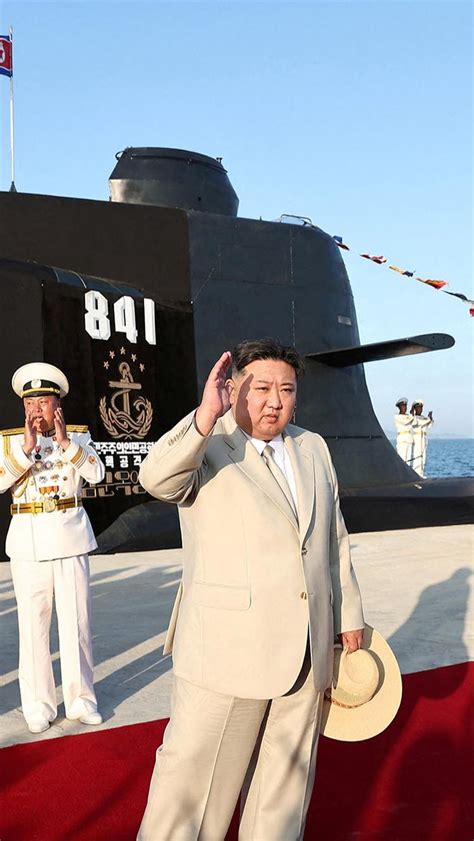 Foto Luncurkan Kapal Selam Bersenjata Nuklir Kim Jong Un Bergaya