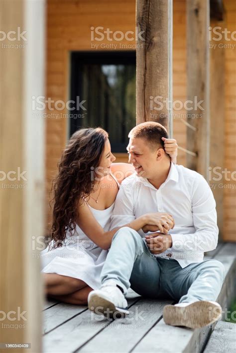 쾌활한 여성과 남자가 함께 시간을 보내고 야외에 앉아 여름 테라스에서 껴안고 웃고 발렌타인 데이 에 사랑에 빠진 부부의 초상화