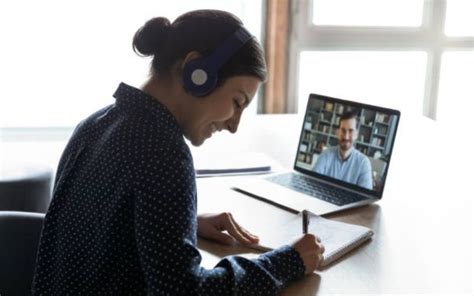 Intip Perbedaan Seminar Dan Webinar