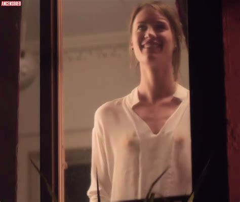 Mackenzie Davis Nude Pics Page 1