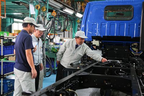 中華汽車推出平價349噸商車總經理劉興臺與全體同仁歡慶「中華新達」量產下線 T客邦