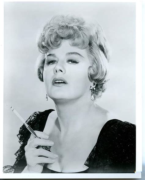 Shelley Winters Smoking 8x10 Photo U0336 At Amazons Entertainment