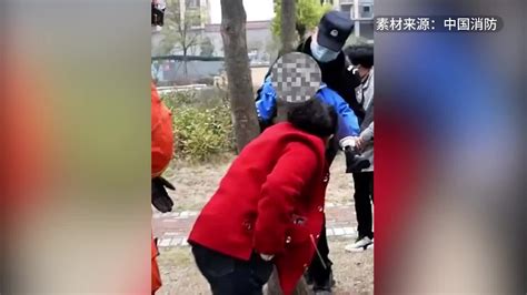 小姑娘爬树腿卡树杈下不来凤凰网视频凤凰网