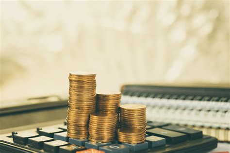 동전 스택 그리고 작업 테이블 사업 비전 및 금융 분석 개념 계획에 계산기와 재무 그래프 종이 시트 개념에 대한 스톡 사진 및