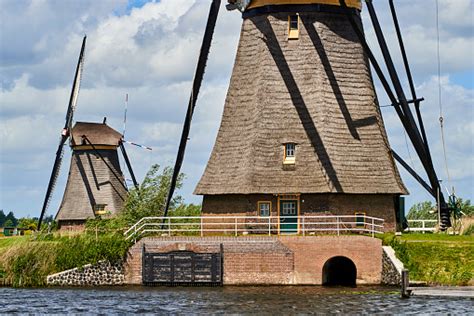 06152013 Kinderdijk 운하와 풍차 오래 된 네덜란드 마을 Kinderdijk 유네스코 세계 문화 유산 네덜란드