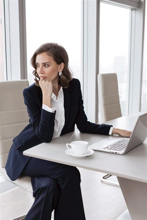 Женский мужской бизнес портрет в студии офисе на улице кафе белом фоне студия офис Outfit