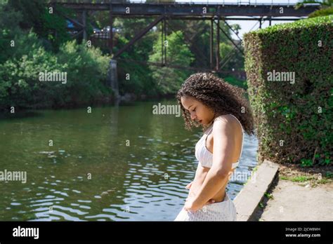 Belle Femme Bikini Sur La Plage Banque De Photographies Et Dimages à
