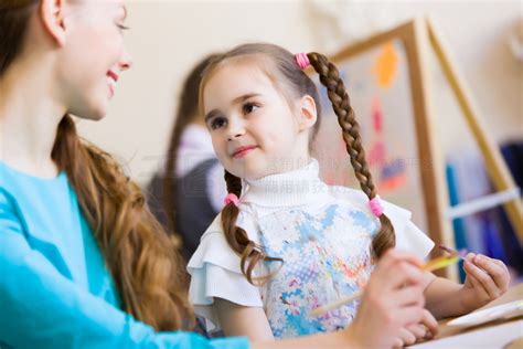 爱高清图片 小女孩和老师在教室里 人像图片免费下载格式4000像素编号39431620 千图网